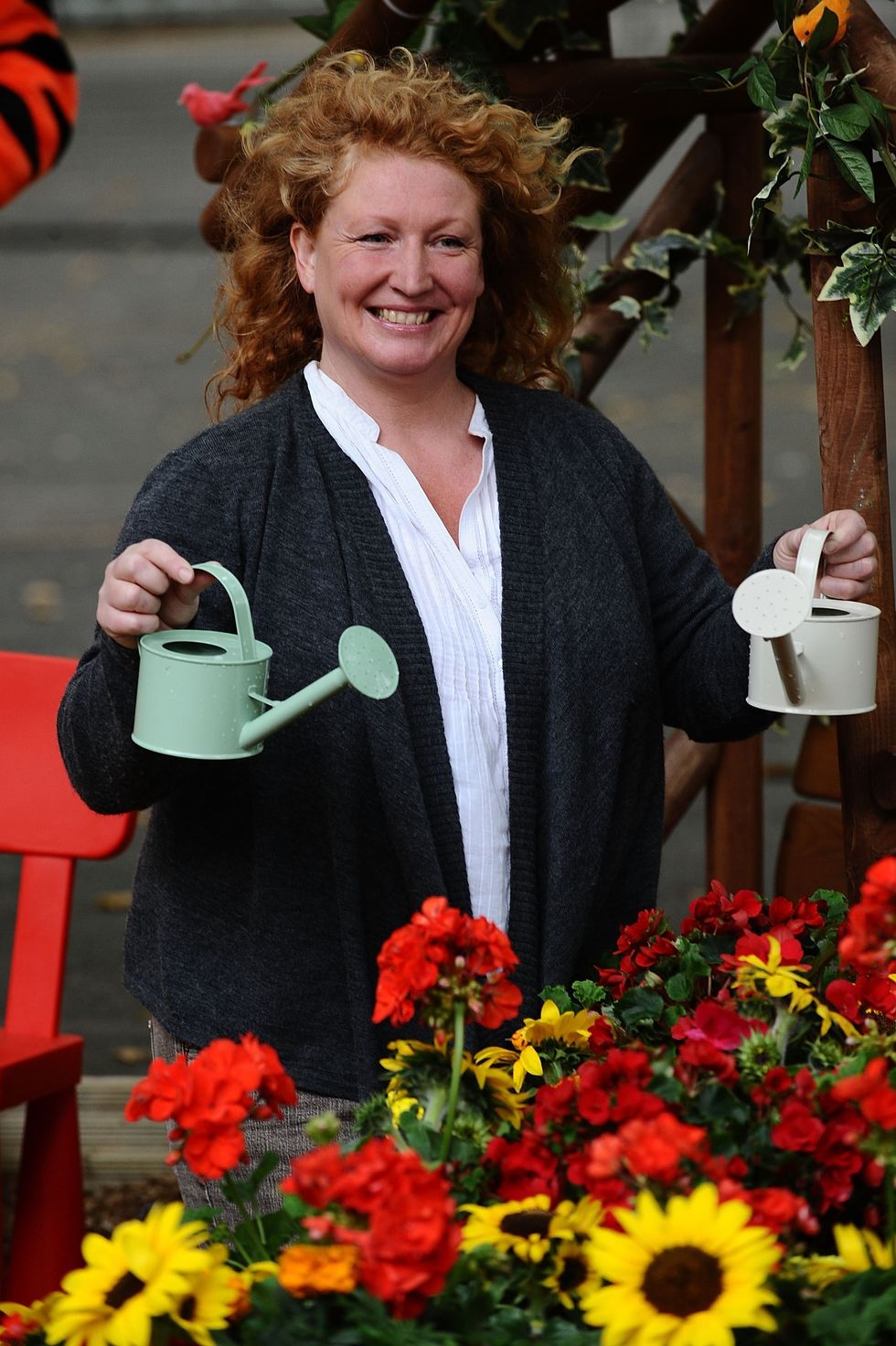 Bbc Garden Rescue Star Charlie Dimmock Applauded After Transforming