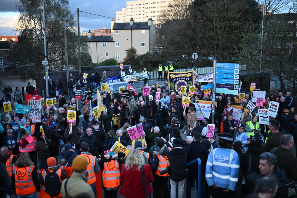 Reform UK forced to DELAY rally as thousands of members face down anti ...