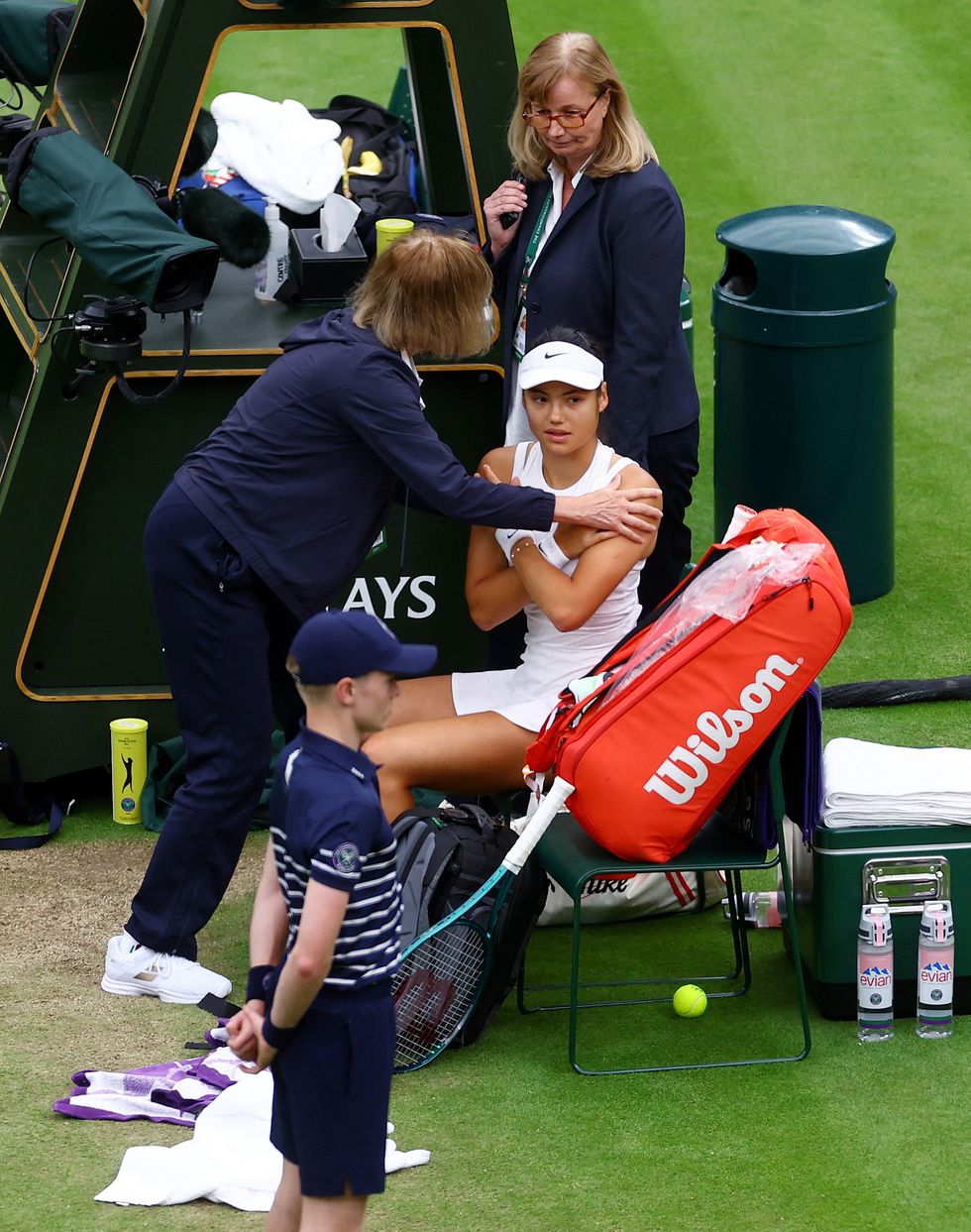 Emma Raducanu calls for medical timeout after injury scare in awkward ...