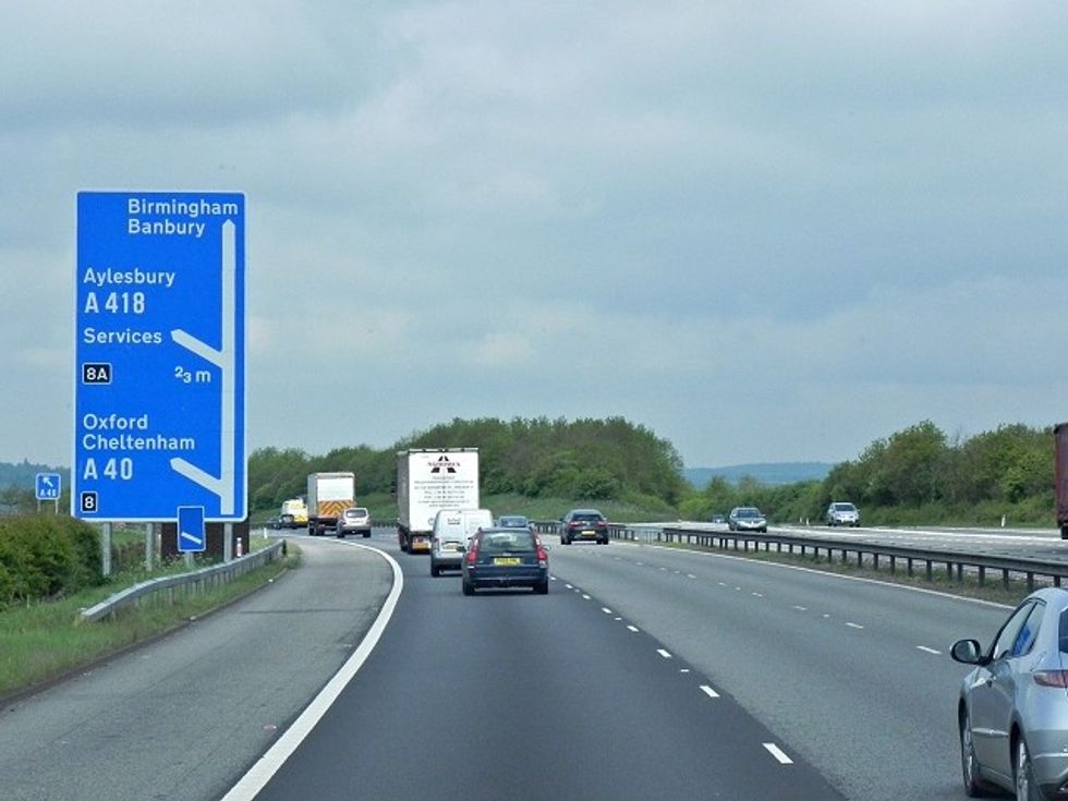 M40 motorway closed: Lorry 'overturns' in horror collision with drivers ...