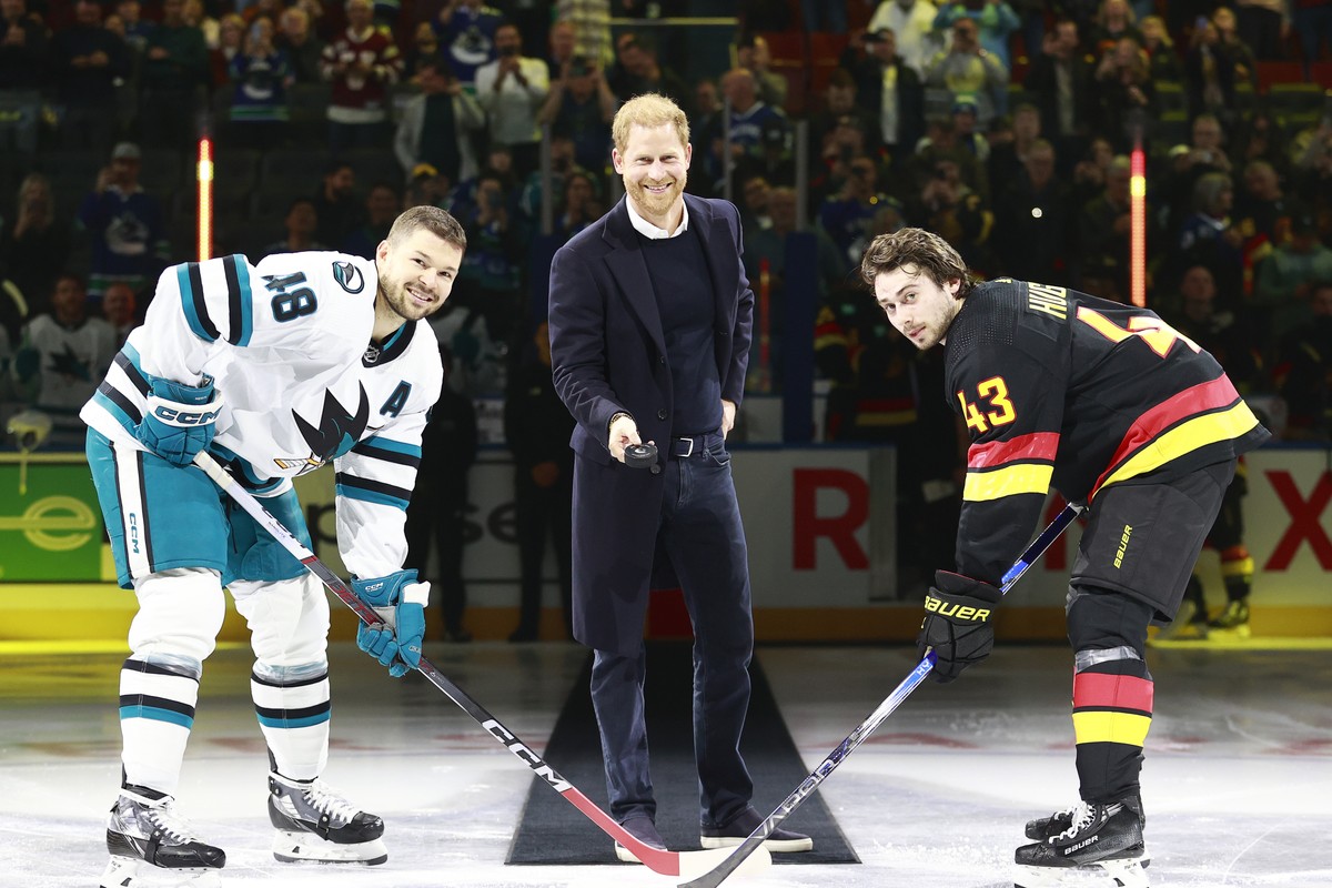 Prince Harry Smiles During Awkward Pose As He s Told To drop The Puck Prince Harry Smiles During Awkward Pose As He s Told To drop The Puck