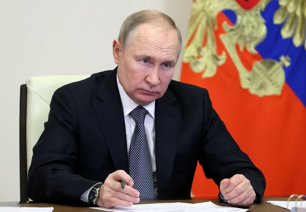 Putin crisis: Desperate Russian president's regime 'crumbling' as 20 ...