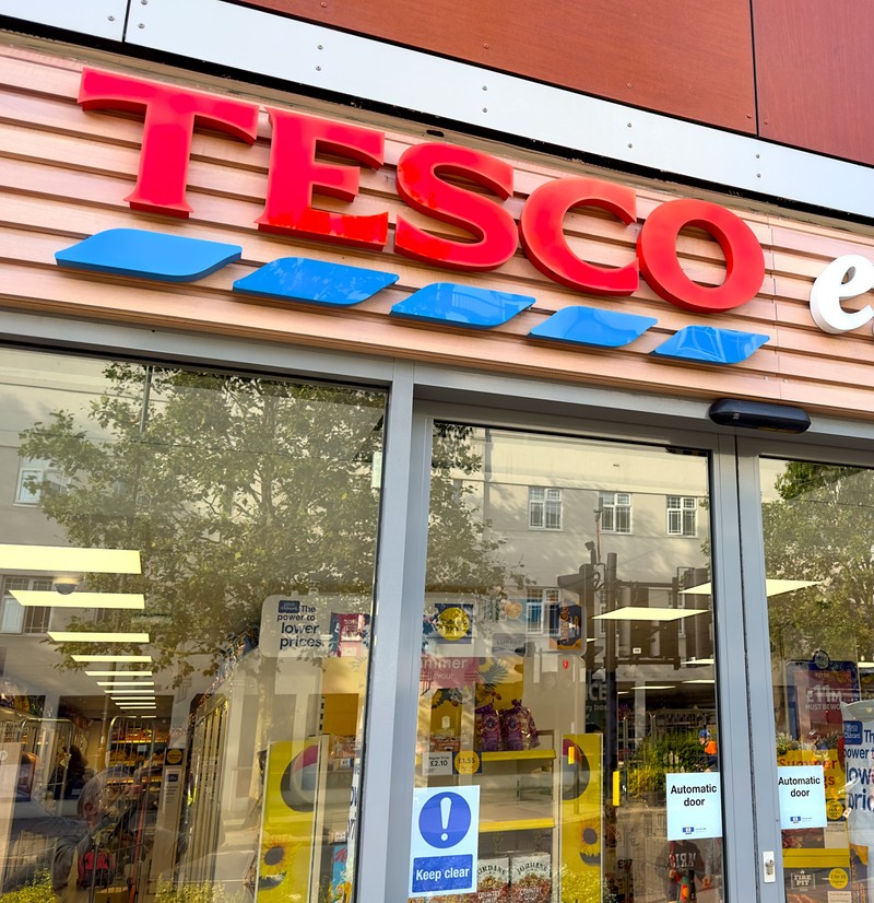 Vergonhoso Seguranca Da Tesco Now Tesco Locks Up Bacon And Sausages In