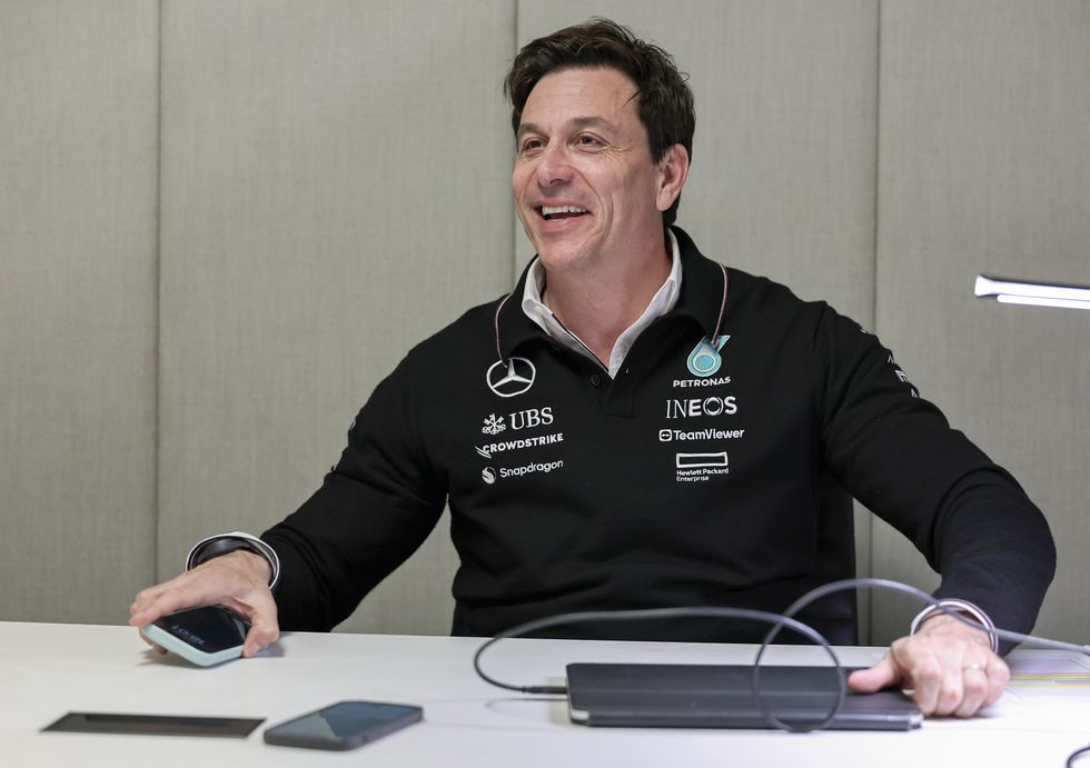 Carlos Sainz 'problem' emerges as Lewis Hamilton replacement with Mercedes agreement close